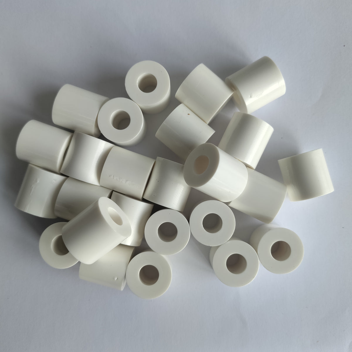 100 stk. afstandsstykker 6/15/15mm i hvid plast – trappetrin.dk